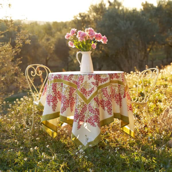 How to Create a Spring Flower Tablescape Outdoors