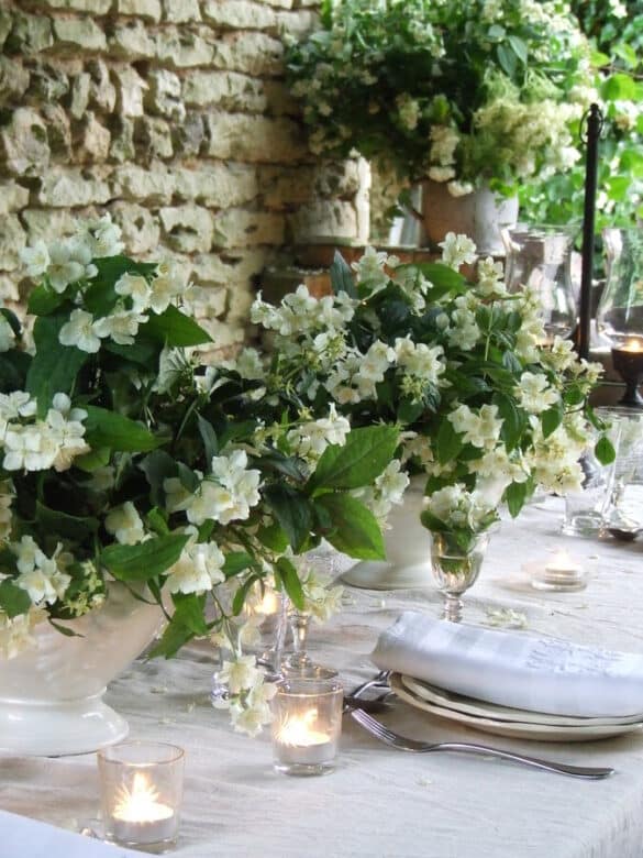 How to Create a Spring Flower Tablescape Outdoors
